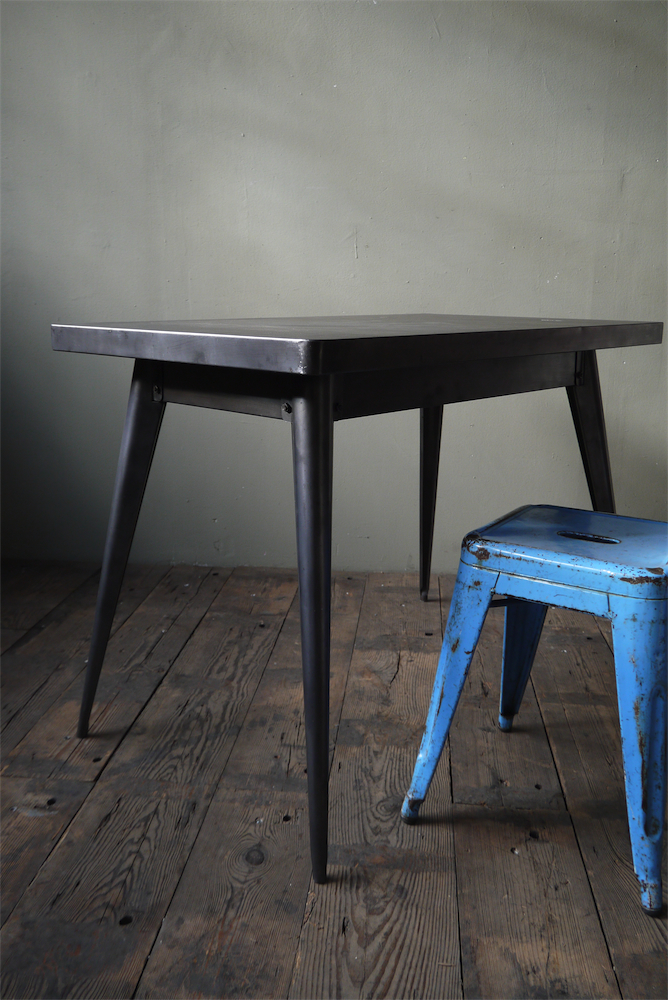 La célèbre table 55 Tolix patine graphite